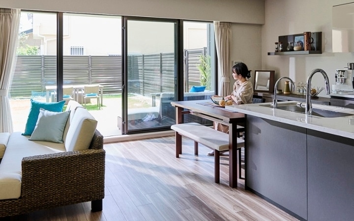 【実例付き】16畳LDKで快適なリビングを叶えるレイアウト術～縦長・横長・正方形LDK16畳～ | a.flat 風が運ぶ、自然の贈りもの - 目黒通り・新宿・大阪梅田(グランフロント北館)