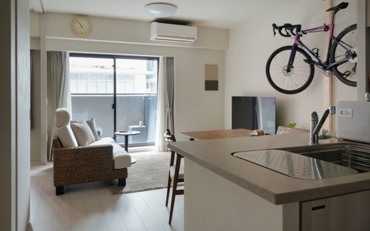 【インテリア実例】一人暮らし・男性のこだわりを詰め込んだグレー×ブラウンの2LDKレイアウト | a.flat 風が運ぶ、自然の贈りもの - 目黒通り・新宿・大阪梅田(グランフロント北館)