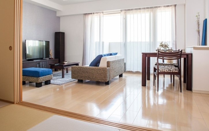 【2LDK インテリア実例】ローソファの開放感と和室に癒されるインテリアコーディネート | a.flat 風が運ぶ、自然の贈りもの - 目黒通り・新宿・大阪梅田(グランフロント北館)