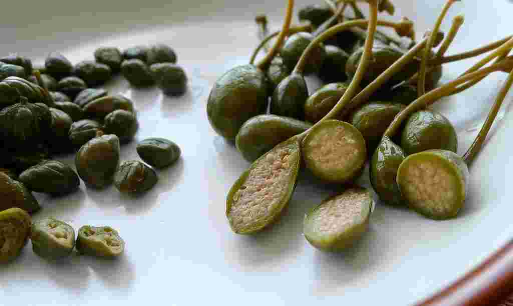 ケイパーとケッパーは同じ？レシピ・作り方や代用品についても解説！ | お食事ウェブマガジン「グルメノート」