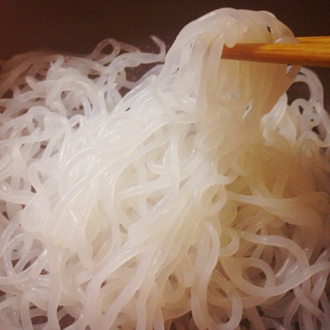 しらたきのカロリーは一袋でいくら？ダイエット効果と食べ方を紹介！ | お食事ウェブマガジン「グルメノート」