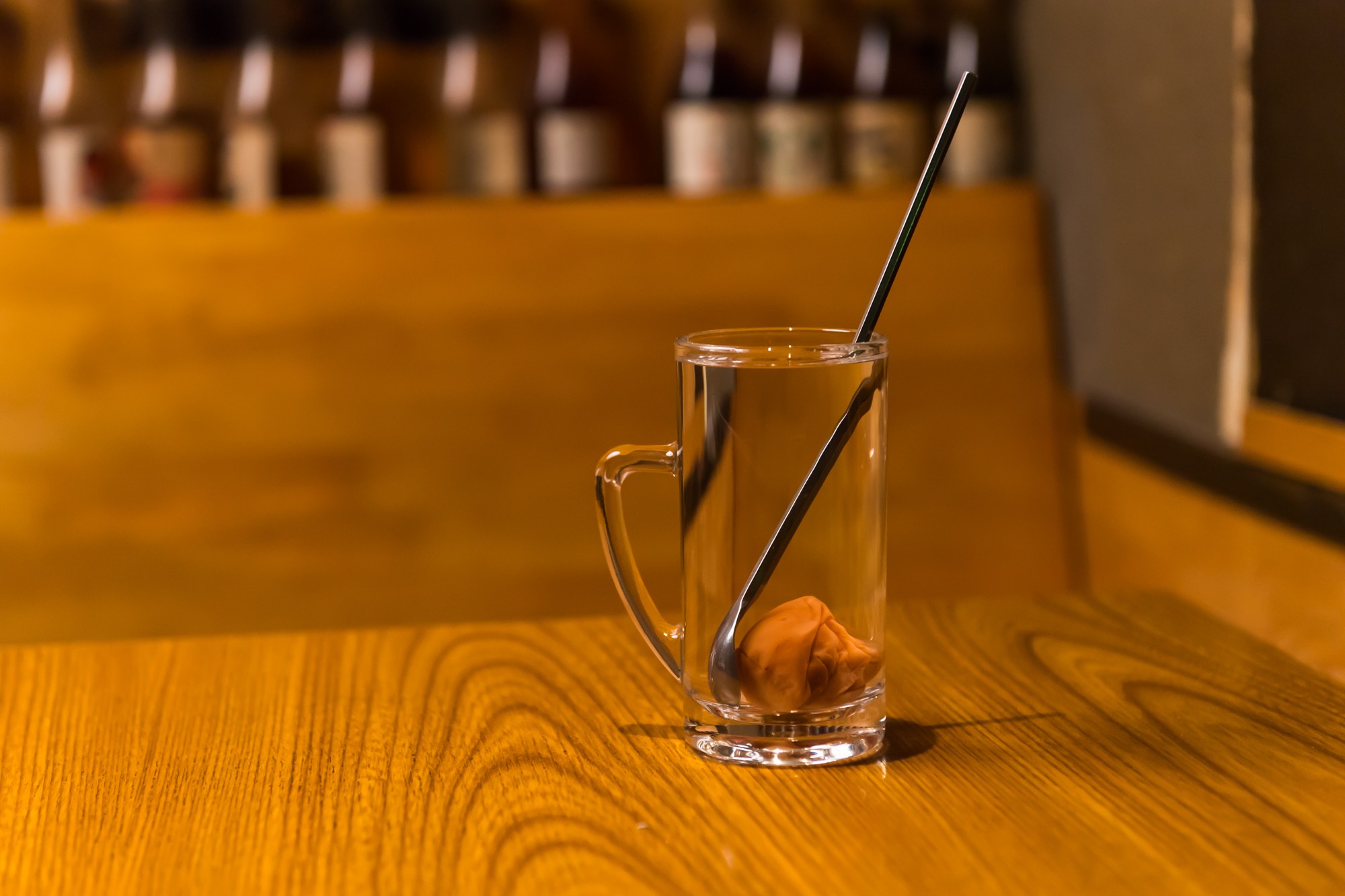 焼酎のお湯割りの作り方！おすすめの割合や注ぐ順番は？美味しい飲み方も | お食事ウェブマガジン「グルメノート」