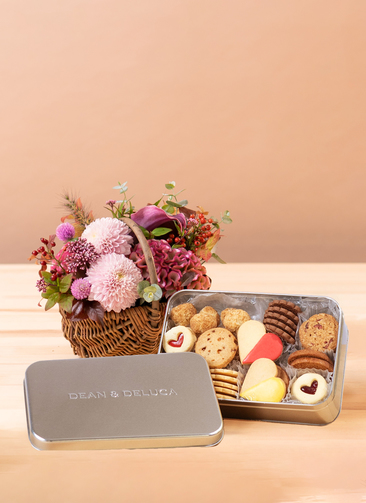 DEAN & DELUCA アメリカンクッキー缶と秋のアレンジメント マム ピンク S | アレンジメントならHitoHana(ひとはな)