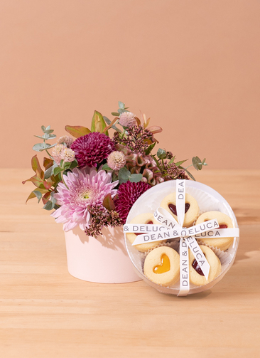 DEAN & DELUCA ハートジャムサンドクッキーアソート10pcsと秋のアレンジメント マム ピンク カップ | アレンジメントなら ...