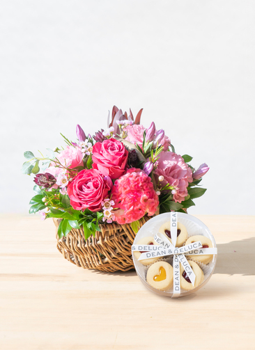 DEAN & DELUCA ハートジャムサンドクッキーアソート10pcsと初秋のアレンジメント バラとトルコキキョウのバスケットアレンジ ...