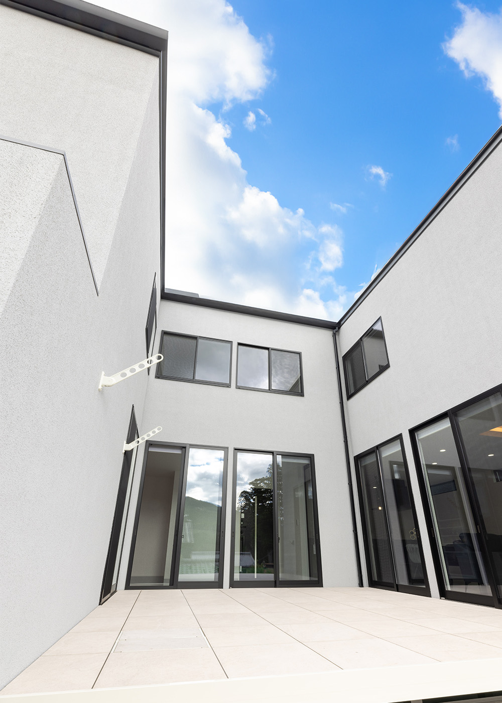 7人家族がのびのび暮らせる中庭から絶景を望む家｜Touch House（タッチハウス）の新築施工例【くふうイエタテ】