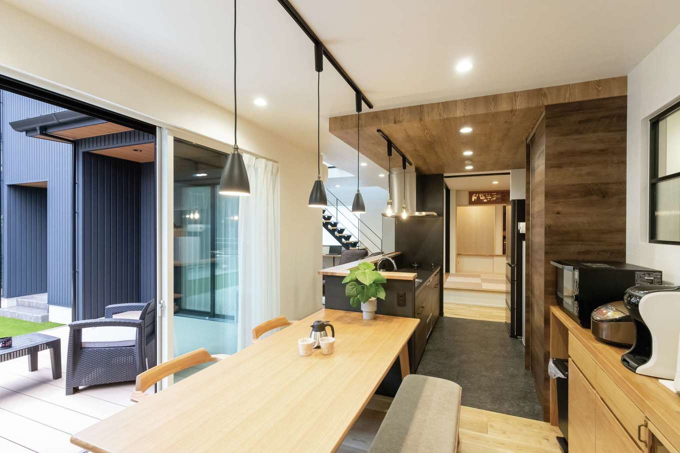 大家族がちょうどいい距離感で明るく開放的な暮らしを満喫 | SEVEN HOUSE/セブンハウスの新築施工例【イエタテ】