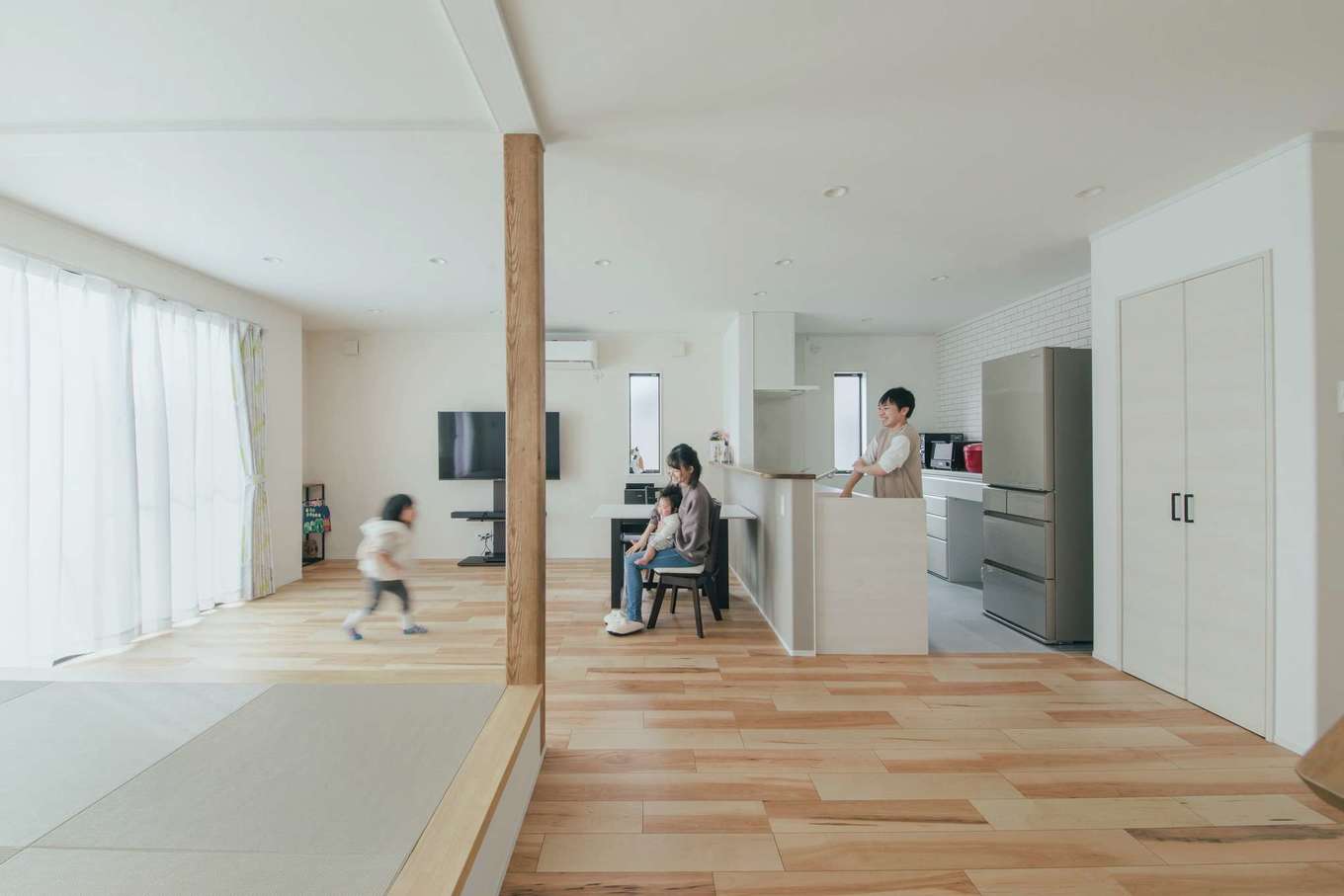 漆喰の心地よさに気配が届く安心と家事ラクをブレンド | Yamaguchi Design の新築施工例【イエタテ】