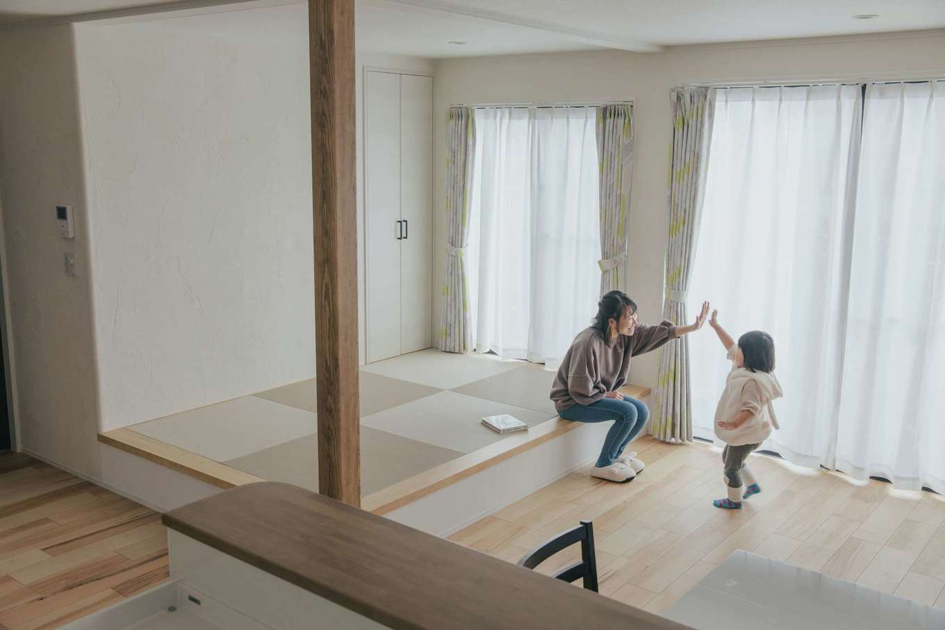 漆喰の心地よさに気配が届く安心と家事ラクをブレンド | Yamaguchi Design の新築施工例【イエタテ】