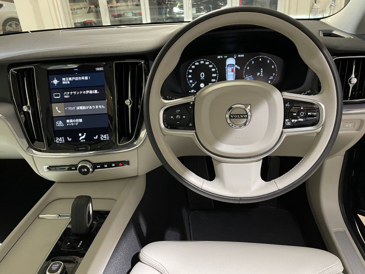 ボルボ V60 ＜入庫車両先行案内＞B4 Momentum 8AT 有償色 チャコールレザー クライメートPKG シートヒーター 純正17 ...