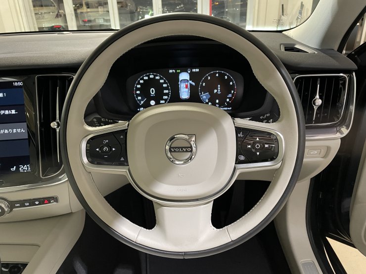ボルボ V60 ＜入庫車両先行案内＞B4 Momentum 8AT 有償色 チャコールレザー クライメートPKG シートヒーター 純正17 ...