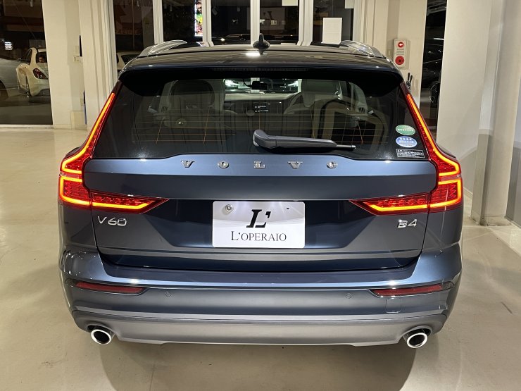 ボルボ V60 ＜入庫車両先行案内＞B4 Momentum 8AT 有償色 チャコールレザー クライメートPKG シートヒーター 純正17 ...
