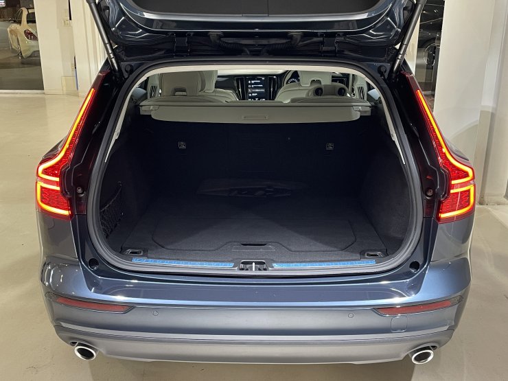 ボルボ V60 ＜入庫車両先行案内＞B4 Momentum 8AT 有償色 チャコールレザー クライメートPKG シートヒーター 純正17 ...