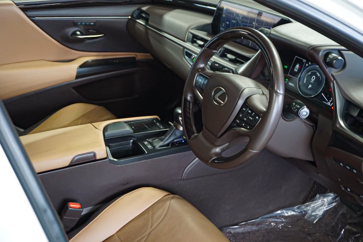 レクサス ES ES300h バージョンL ムーンルーフ 三眼フルLEDヘッドランプ パノラミックビューモニター ハンズフリーパワートランク ヘッドアップディスプレイ 後席シートヒーター 後席 ...