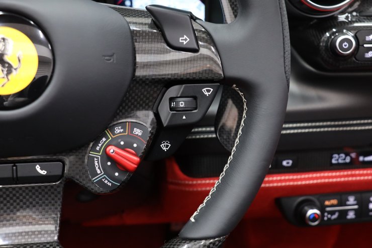 フェラーリ F8 スパイダー F1 DCT ワンオーナー オプション総額1060万円 黒ハーフ革 レーシングシート 20インチ鍛造アルミ サスリフター 内外装カーボンフルオプション中古車