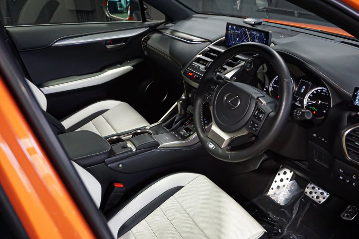 レクサス NX NX300 Fスポーツ 三眼LED パノラマルーフ カラーヘッドアップディスプレイ 全方位モニター ホワイトレザー AppleCarPlay対応【新車保証継承R07年9月】中古車