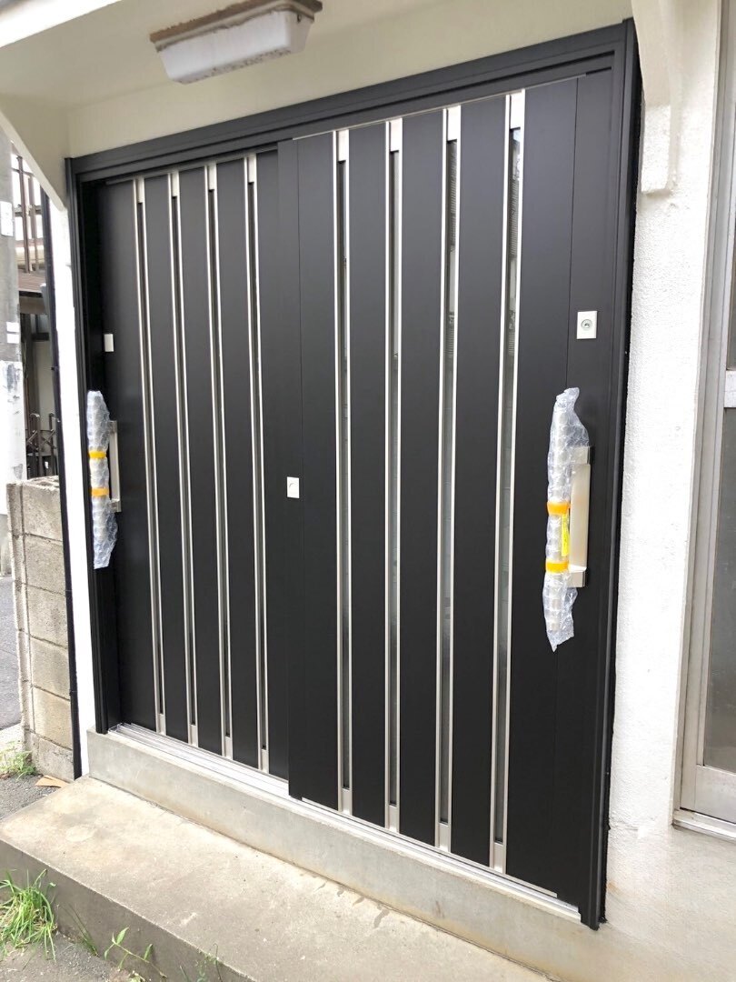 玄関カバー工法で防犯性アップ！YKK AP ドアリモC02でスムーズな使い心地に｜東京都北区赤羽台 | 戸建ての施工事例 | 千葉県鎌ケ谷市の水回り・総合リフォーム、リノベーションはリノスト