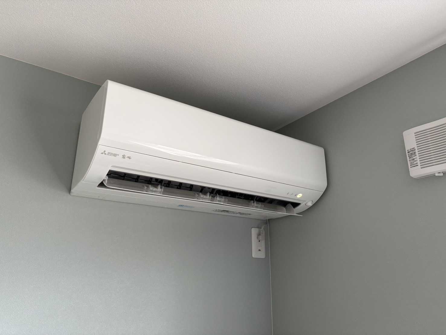 戸建て エアコン新設工事｜ 北海道札幌市｜高所でも安心･安全施工 | 戸建ての施工事例 | 札幌の電気工事・通信工事と無料インターネットはK ...