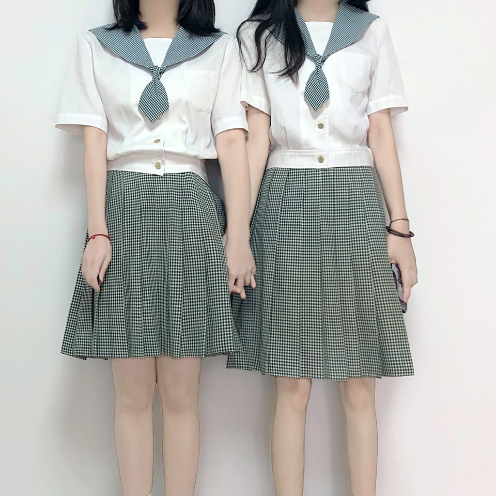 岡山県岡山市北区弓之町私立中高一贯校 就実中学校高等学校。 制服は森英恵先生がデザインした、特に人気のある制服。