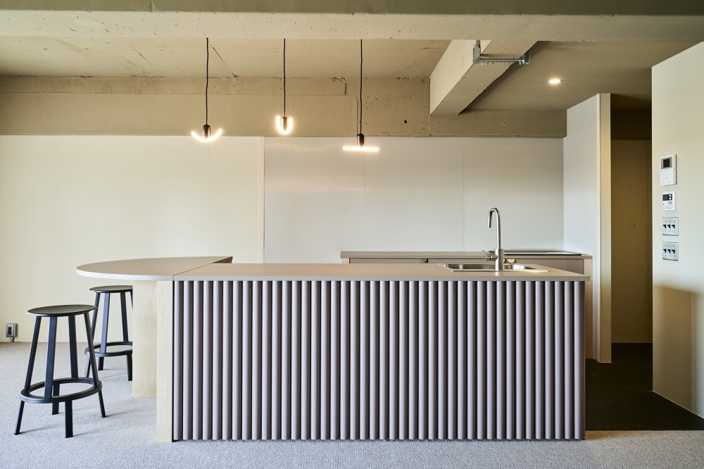 対面キッチンの腰壁アレンジでLDKをもっと素敵に美しく！｜SUVACO(スバコ)